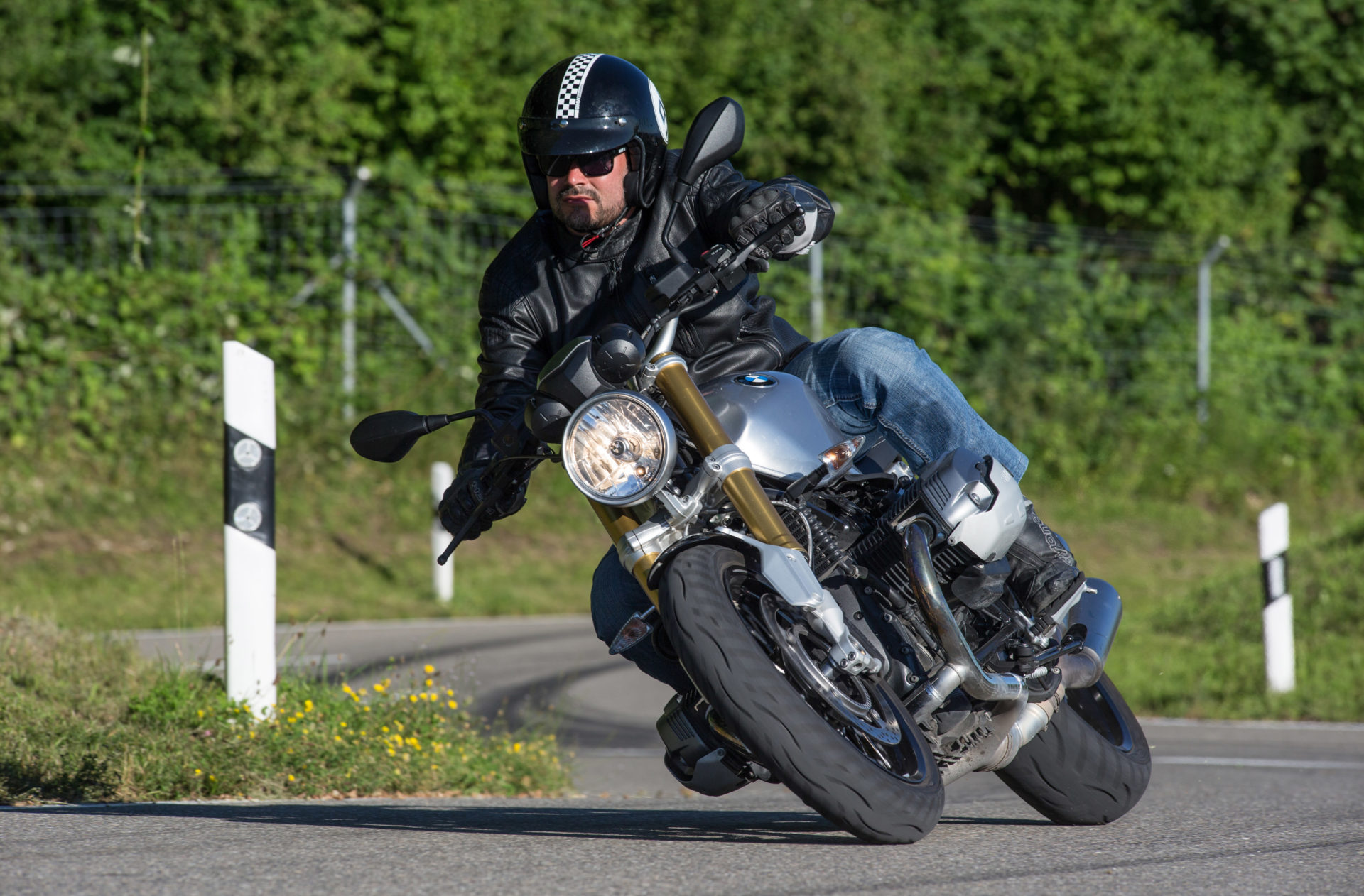 Cours conduite moto sur route : améliorez votre style avec TCS